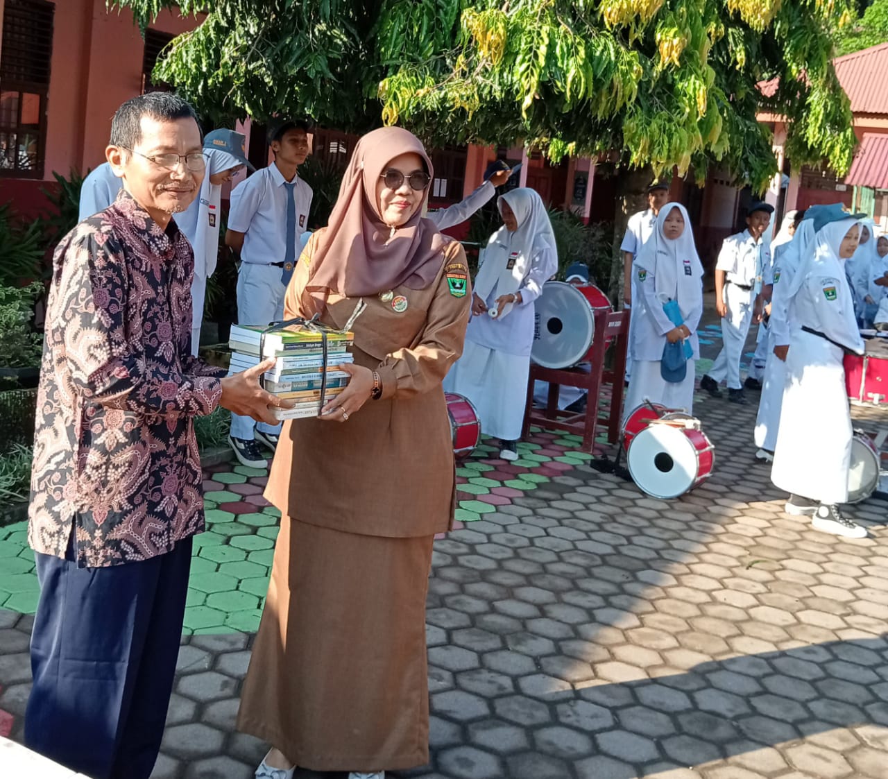 Donasikan Buku ke Perpustakaan SMAN 1 Padang Sago, SatuPena Sumbar ...
